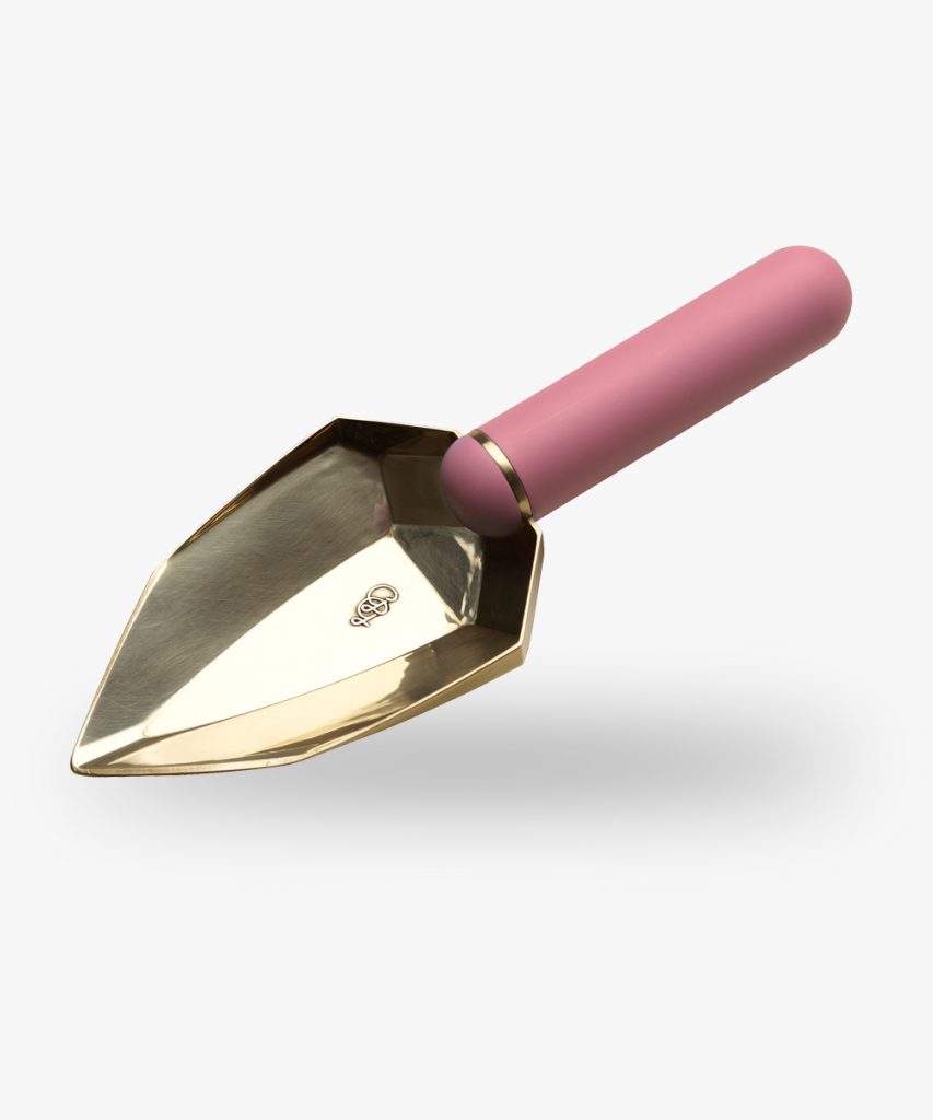 Spoil your soil with our diamond shaped gardening spade