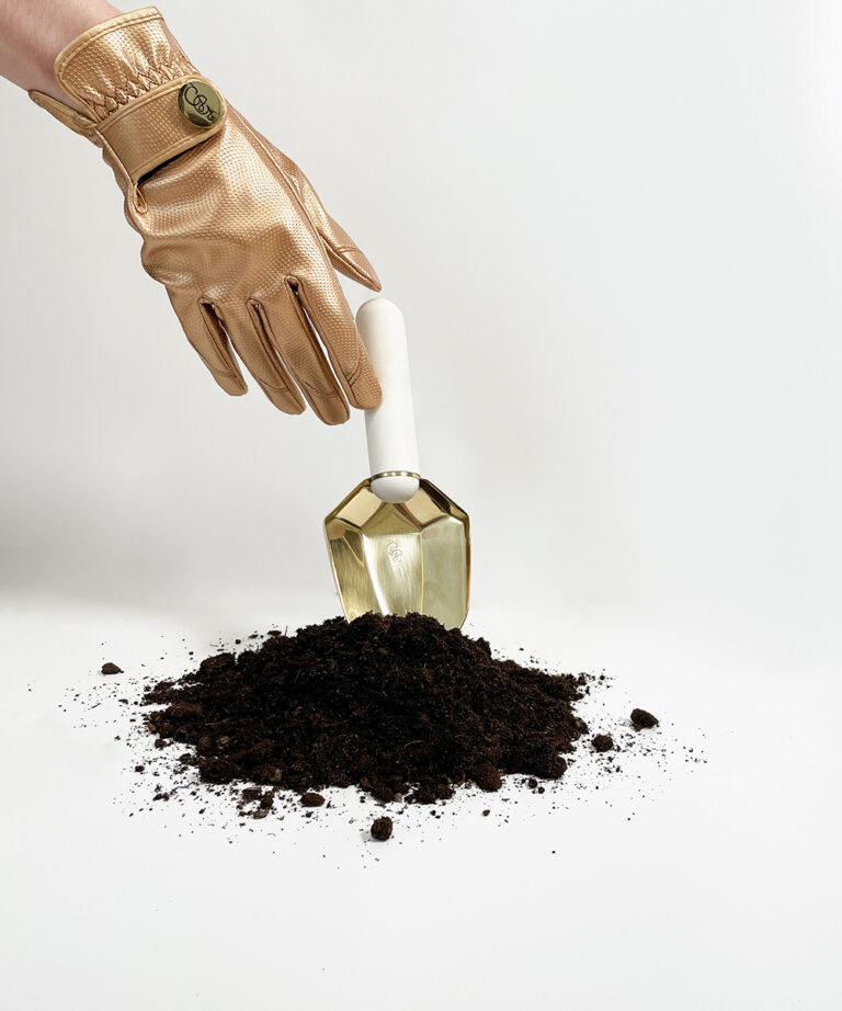 Spoil your soil with our diamond shaped gardening spade