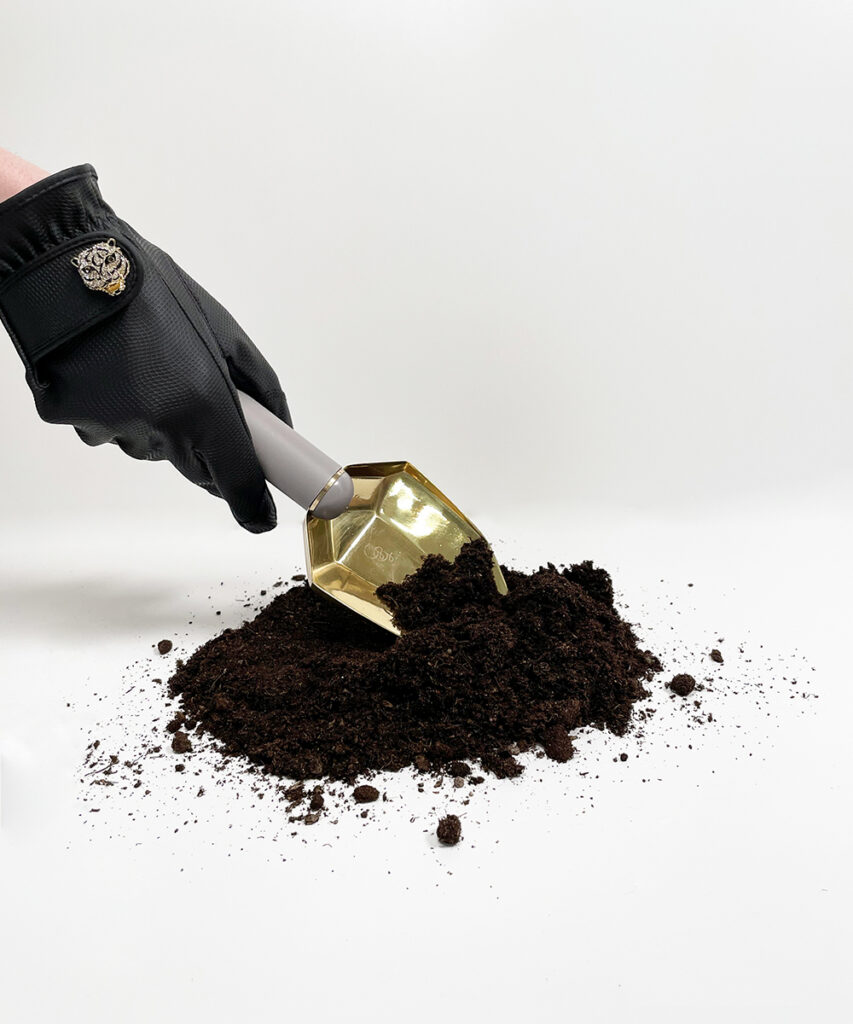 Spoil your soil with our diamond shaped gardening spade