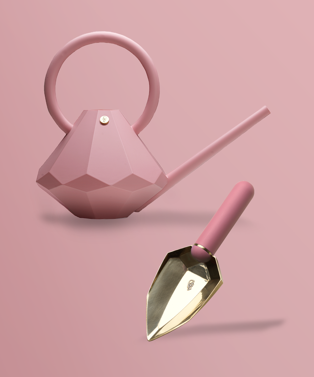 Spoil your soil with our diamond shaped gardening spade