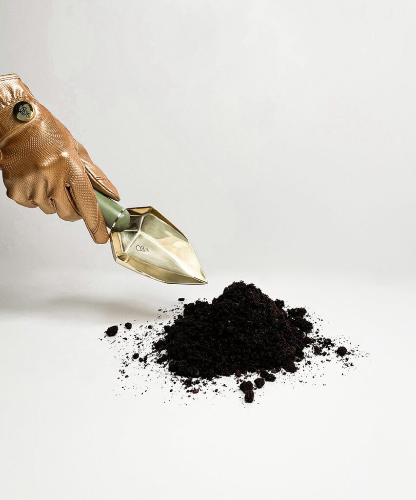 Spoil your soil with our diamond shaped gardening spade