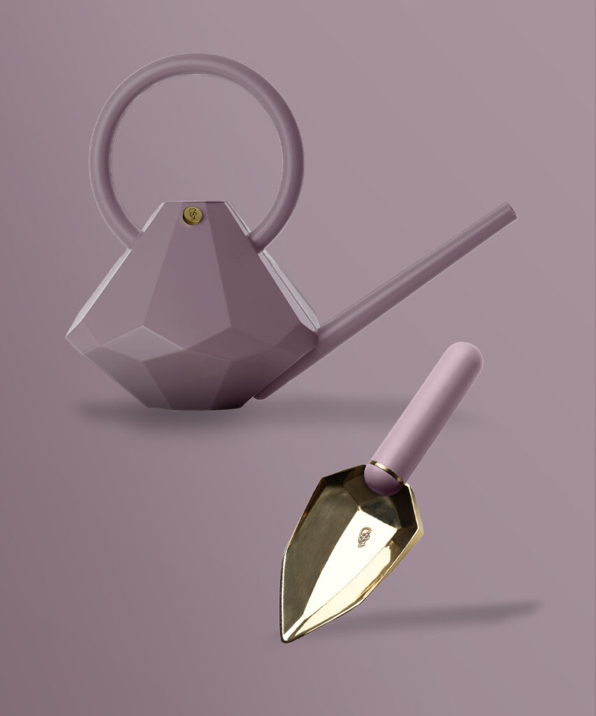 Spoil your soil with our diamond shaped gardening spade