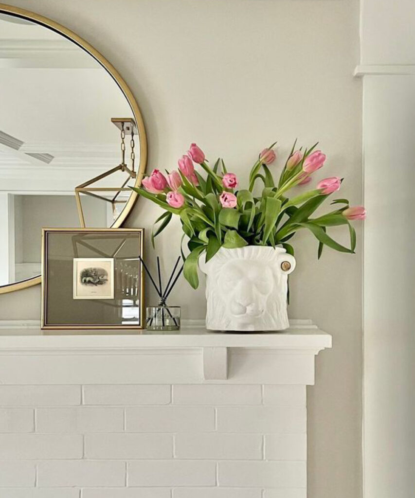 White Lion Pot Small - Garden Glory - made of terracotta